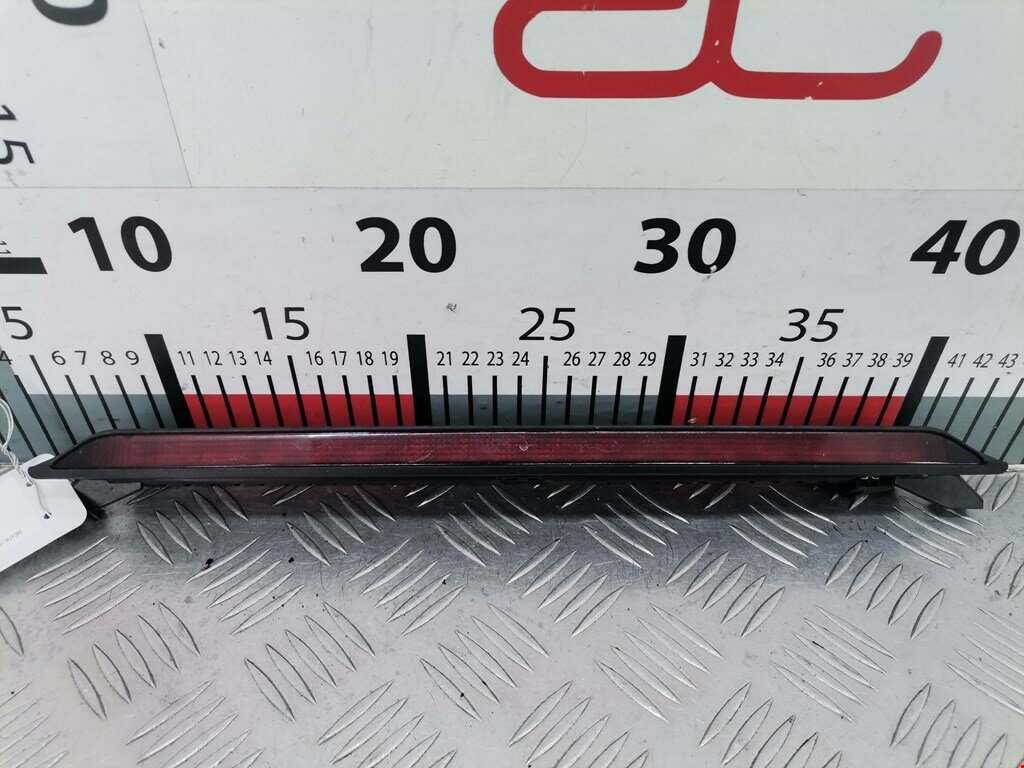 Фонарь дополнительный тормозной (стоп-сигнал) Volkswagen Golf 4 1J6945131C арт. 1913712