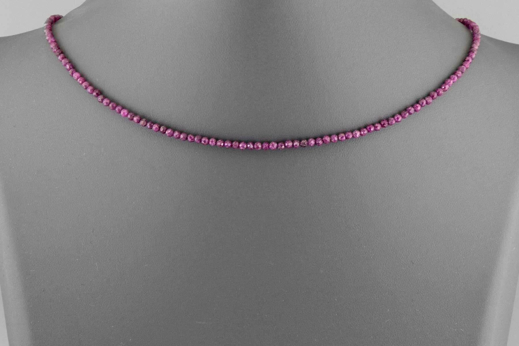 Бусы, корунд