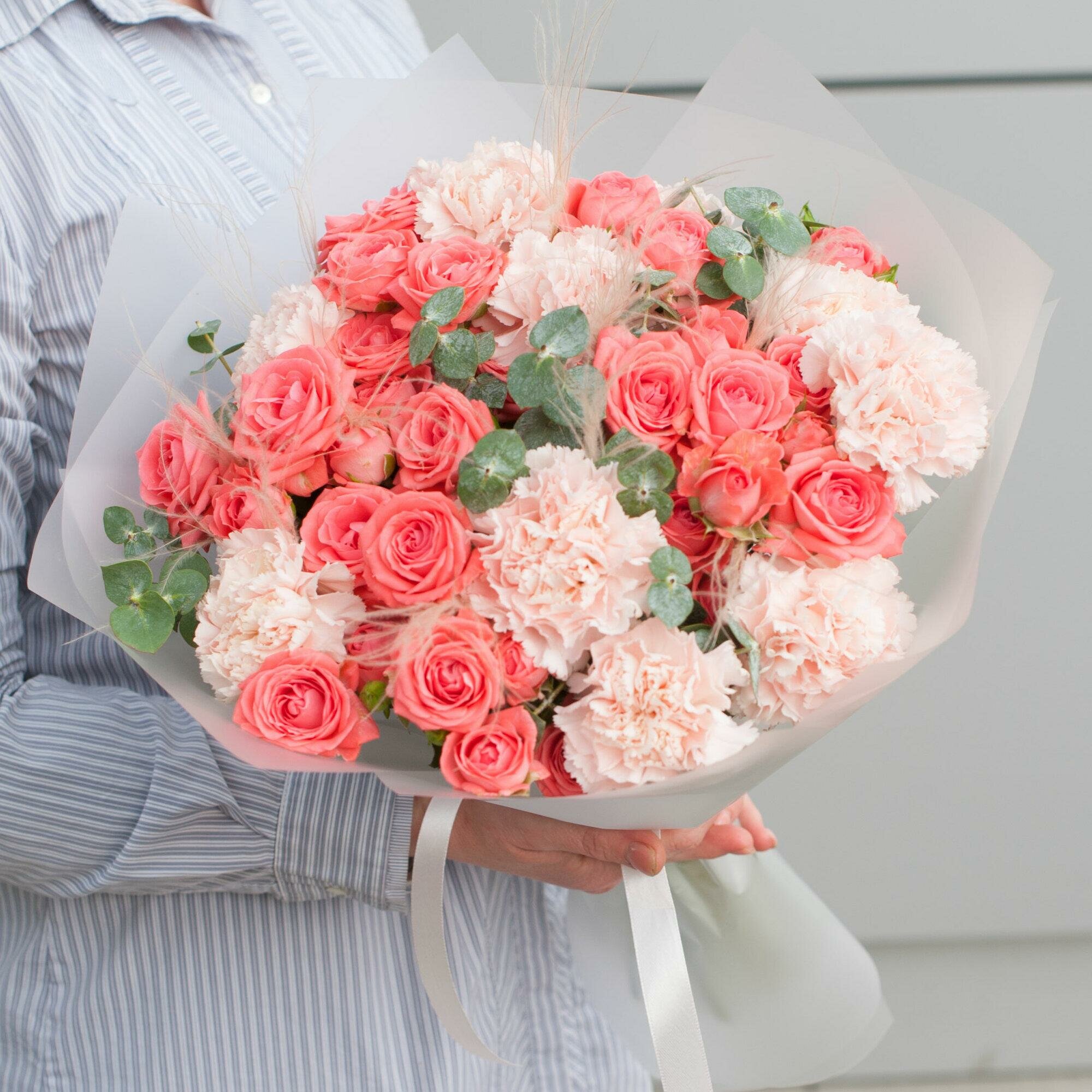 Букет цветов Charlotte "Лейла", сборный, 17 цветов, розовый, 40 см