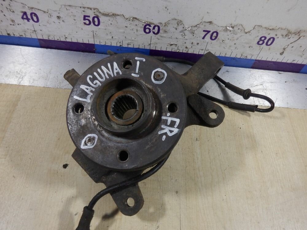 Кулак передний правый Renault Laguna