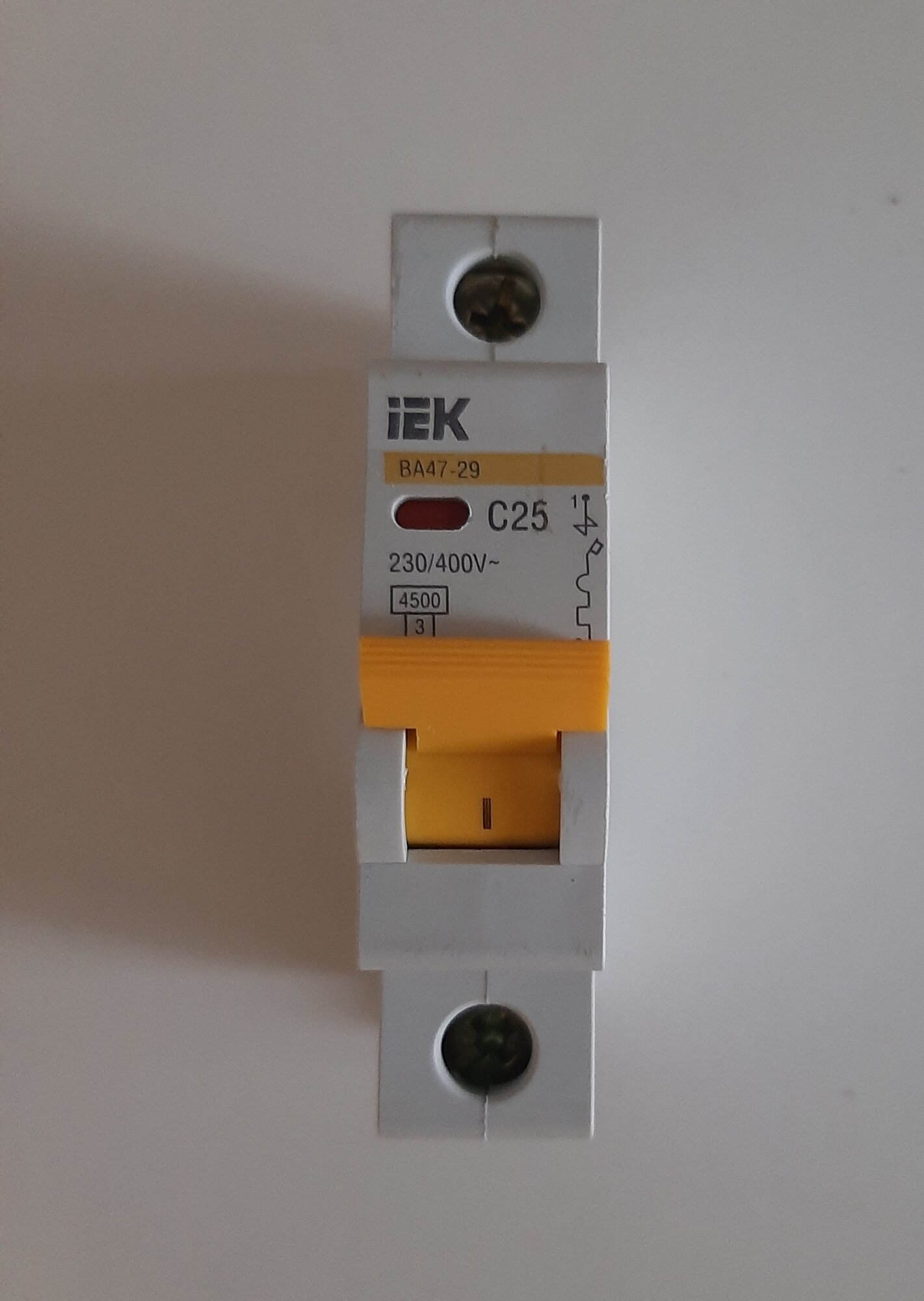 Автомат электрический IEK С 25 1-ый