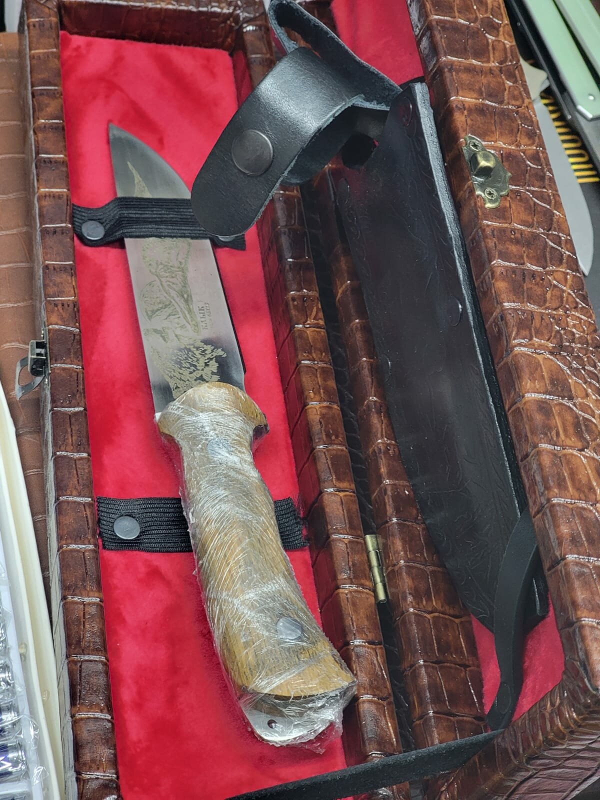 Нож туристический Волк , Клык разделочный в чехле ножнах и подарочном кожаном футляре