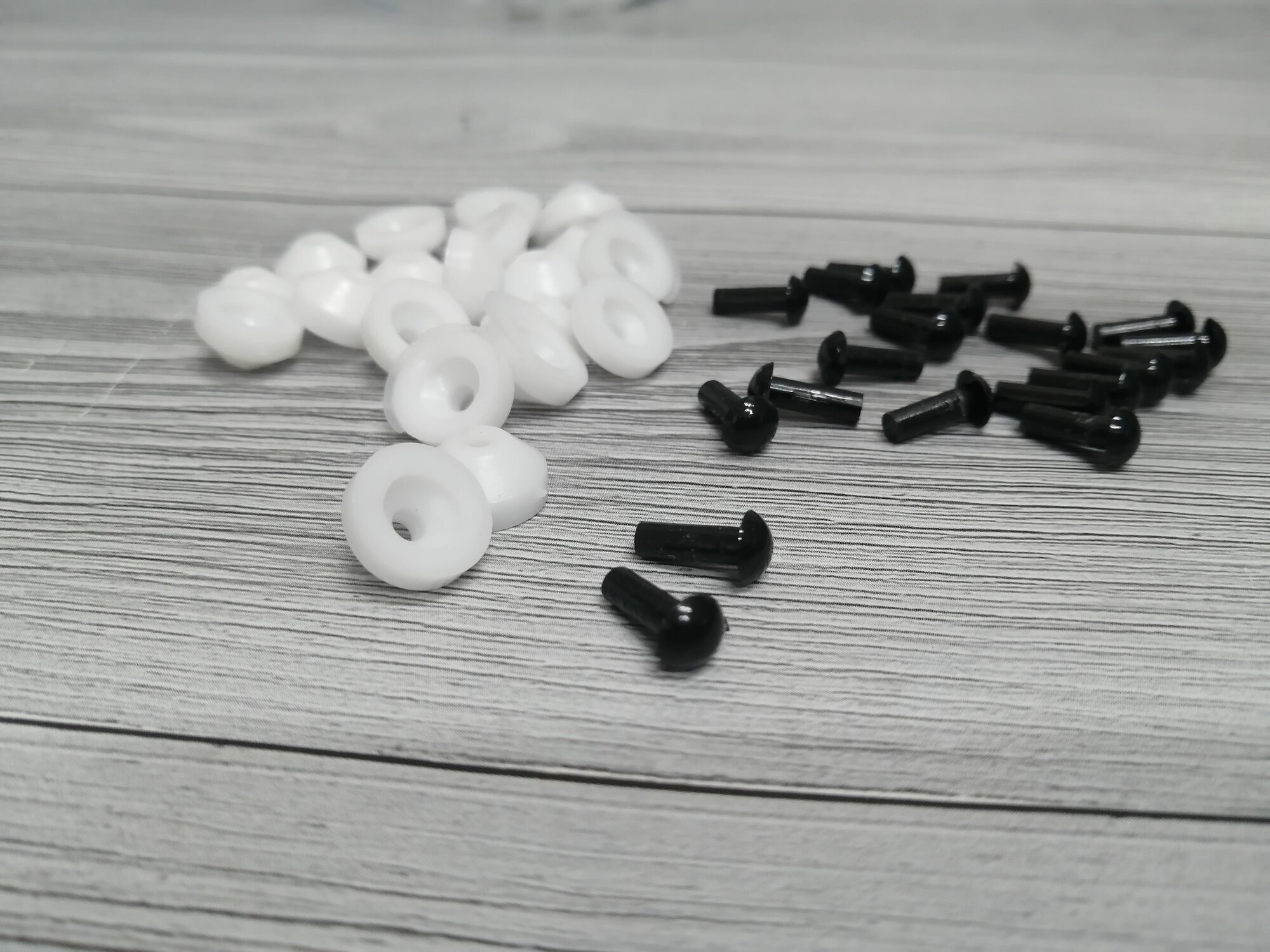 Глаза винтовые черные 6 мм 20 шт. (10 пар) / Глазки для игрушек, для творчества, для хобби / С заглушками