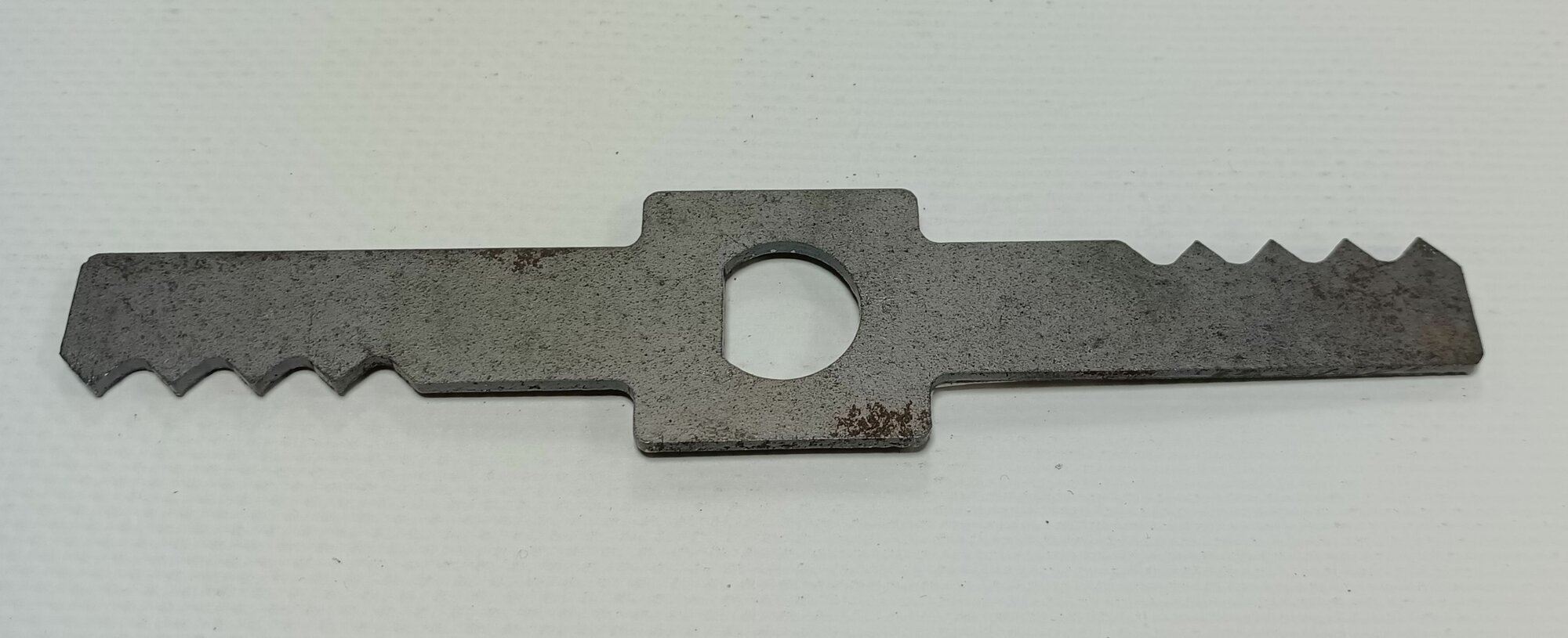 Нож зернодробилки колос (Старого образца) (зубчатый) (посадочный d 16 мм.)