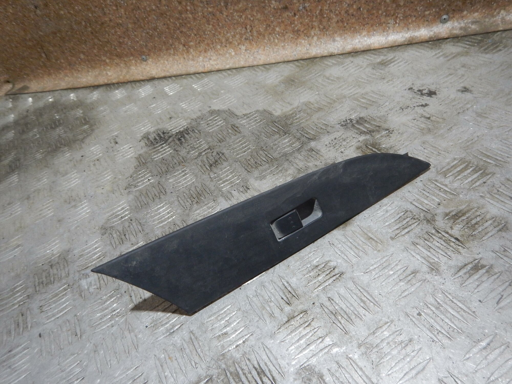 Б/У Кнопка стеклоподъемника, Mazda (Мазда)-3 (BK) (02-09) MAZDA 3 (BK) (02-09) Задняя левая с накладкой. Царапины. 392591...