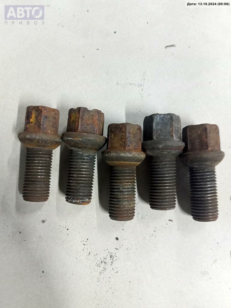 Болт колесный (гайка колесная) Volkswagen Passat B5+ (GP)