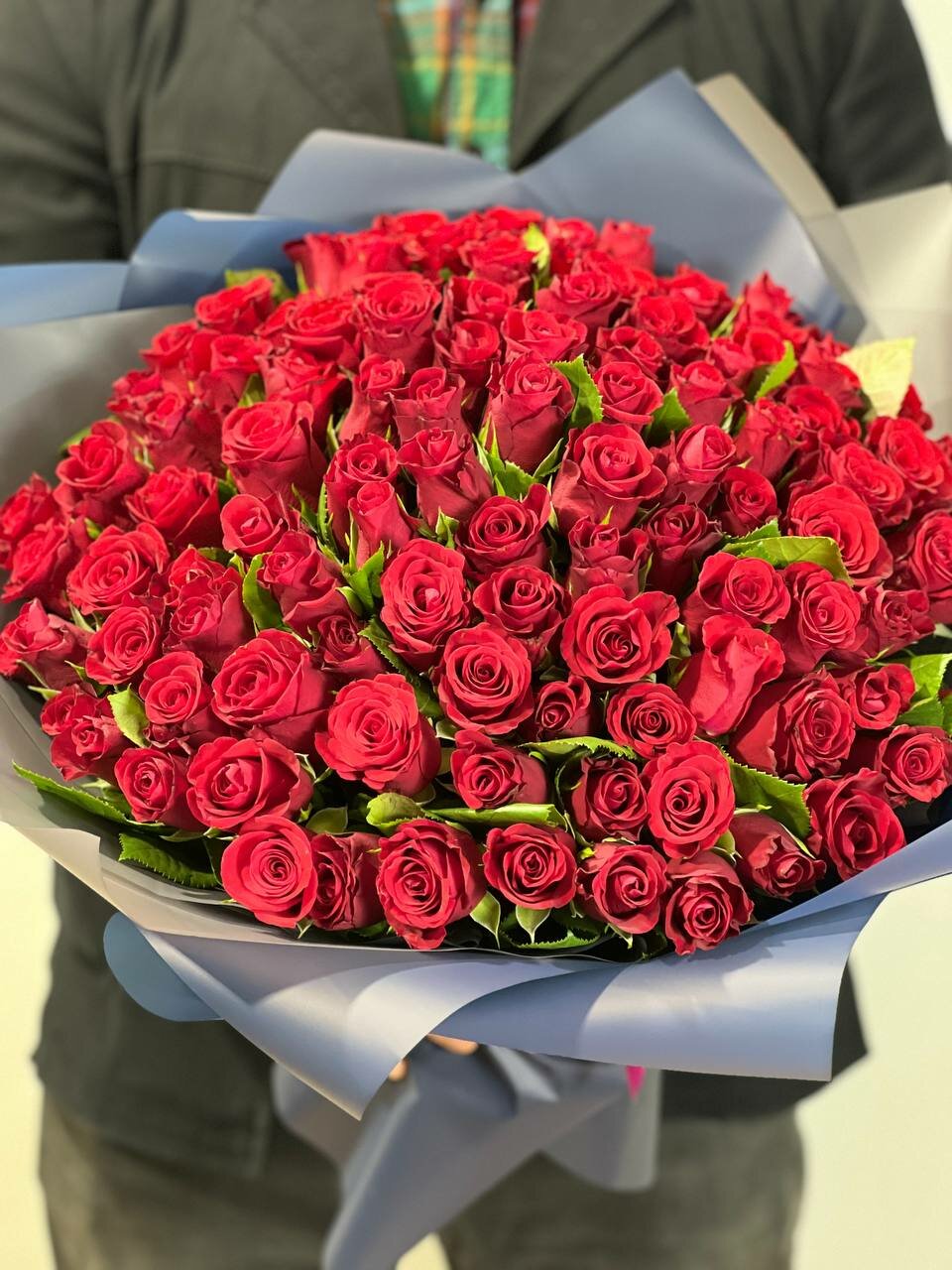 Букет - 101 красная роза в матовой обертке (+аквапакет с водой)