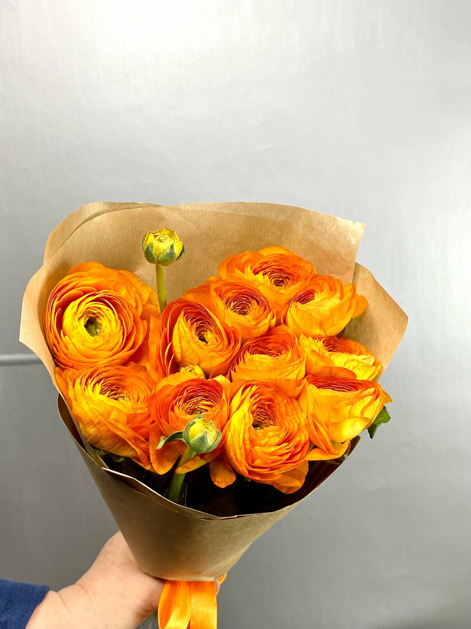 Монобукет "Оранжевые ранункулюсы", 9 цветов, сборка на стеблях