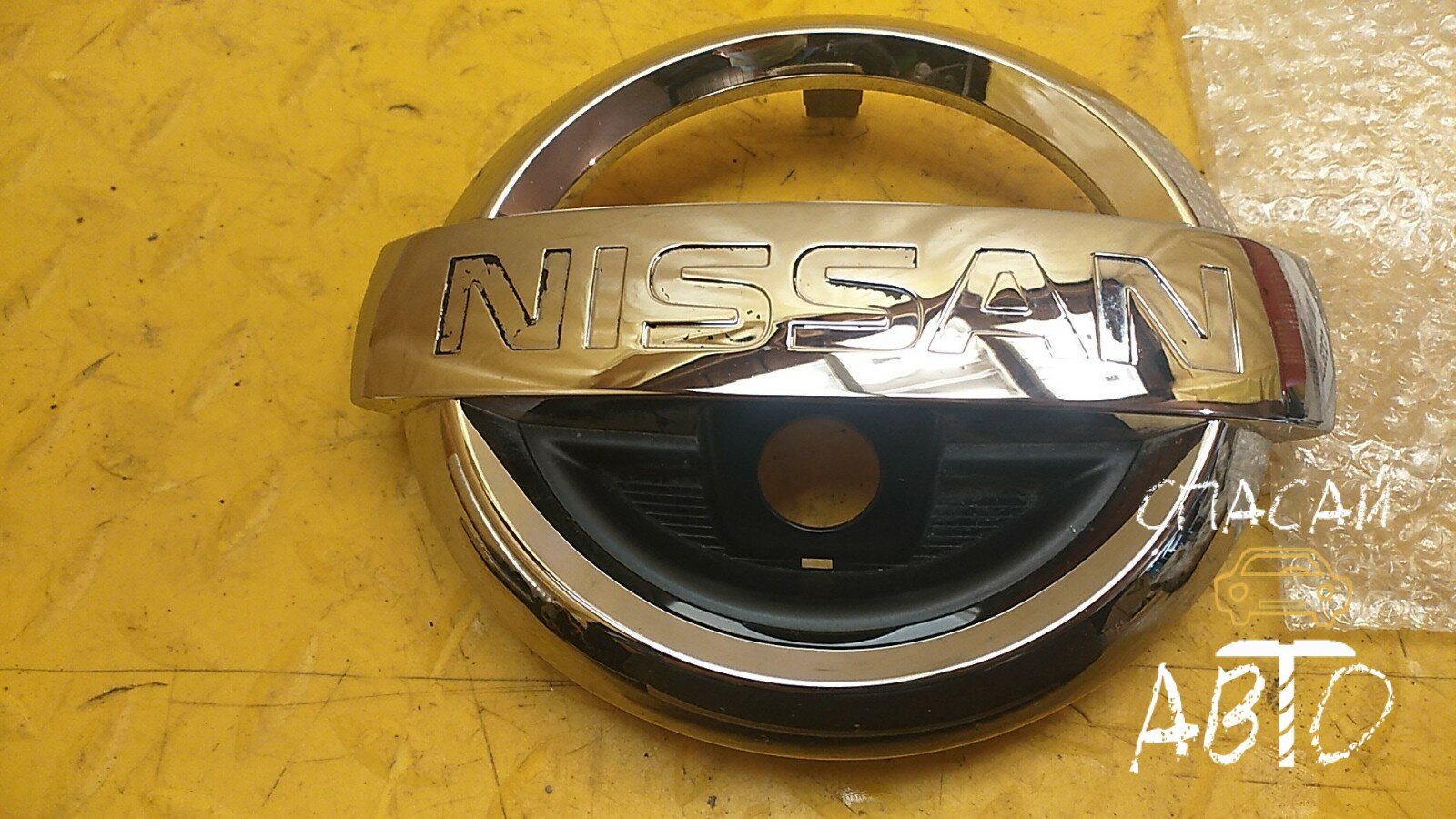 Эмблема/Nissan/X-Trail (T32), ОЭМ:628904BA0A,дефект ЛКП, б/у