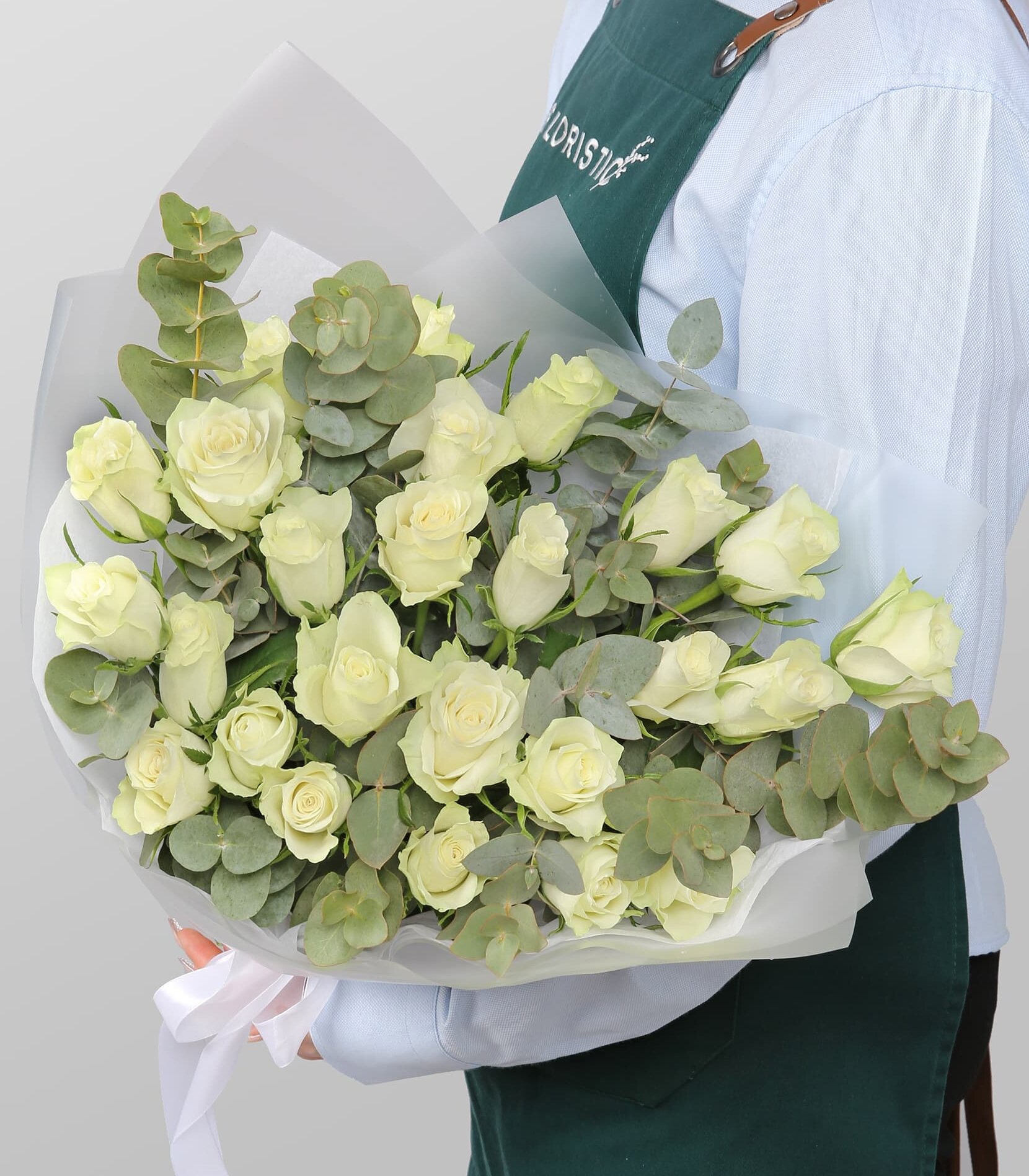 Монобукет StudioFloristic "Романс в Розах", роза Кения, 25 штук, на стеблях, с эвкалиптом, S