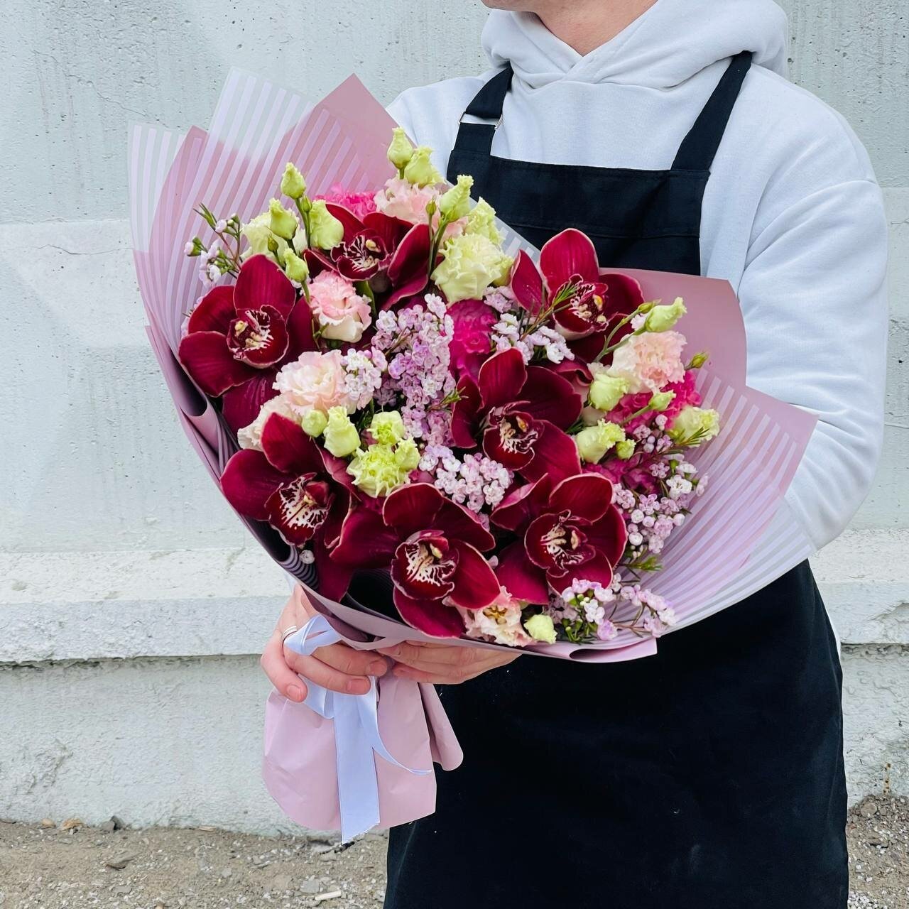 Сборный букет Rybe-flowers, орхидеи, эустомы, гипсофилы, листья рускуса, высота 40 см