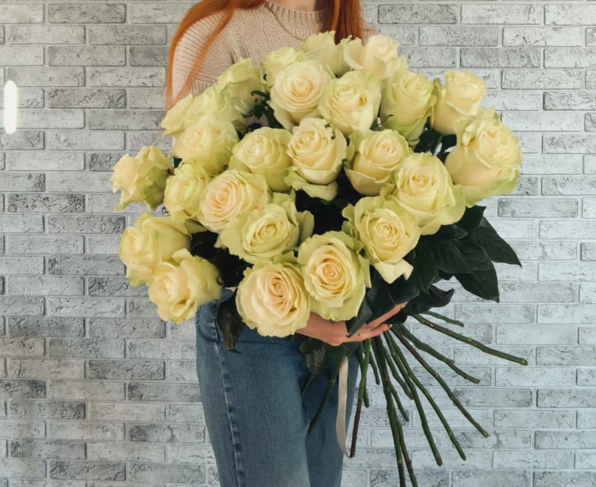 Живые цветы букет белых роз из 25 шт. 70 см. Моно букет из белых роз эквадор под ленту