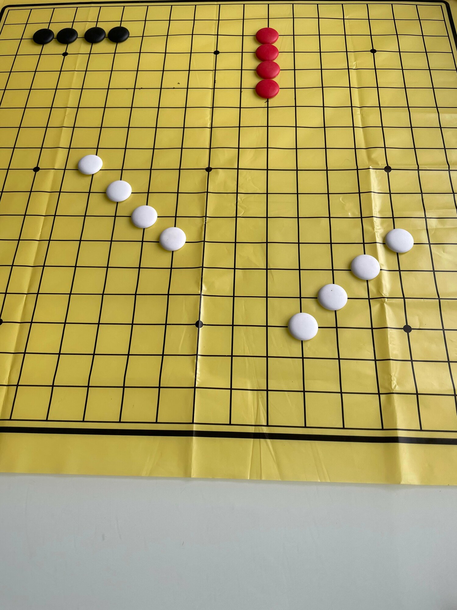 Комплект игры в трехцветное Рэндзю (японские крестики-нолики) , поле 19* 19 линий и камни трех цветов.