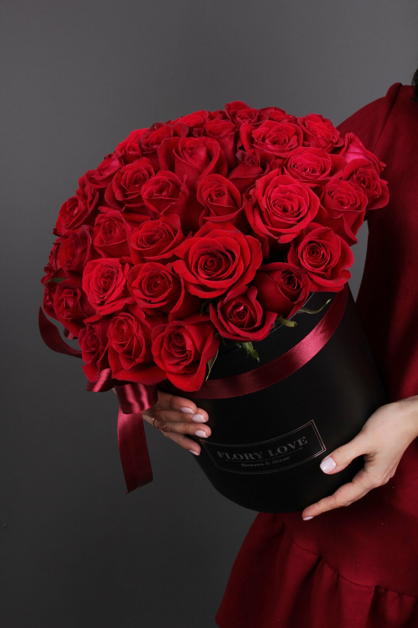 Букет FLORY LOVE "Фридом", красные розы, в шляпной коробке, 51 шт