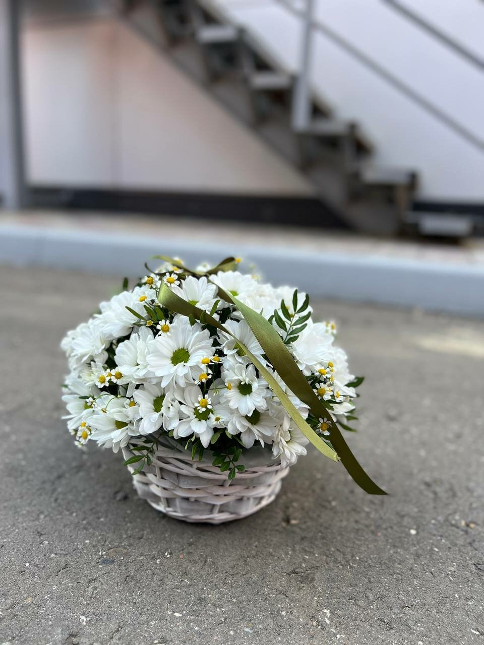 Композиция с хризантемой и ромашкой в плетеной корзине от Story Flowers 30х30 — фото 1