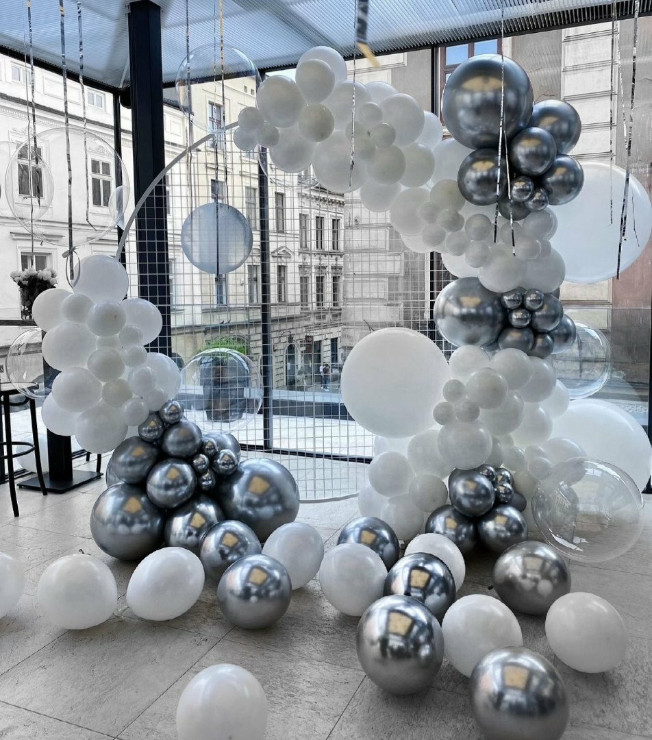 Круглая фотозона из шаров «Серебристо - белая»