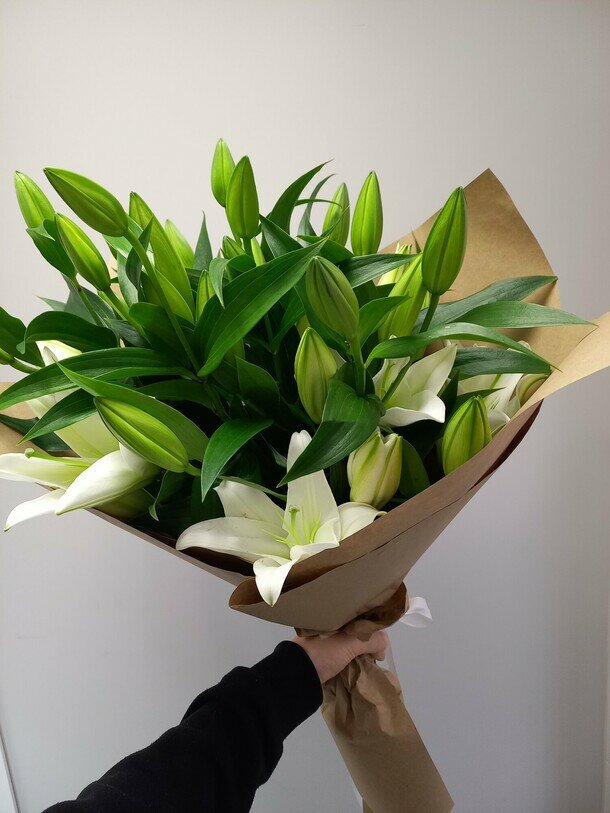 Букет "Well Flowers", круглый, 7 лилий, высота 60 см, букет свежих цветов
