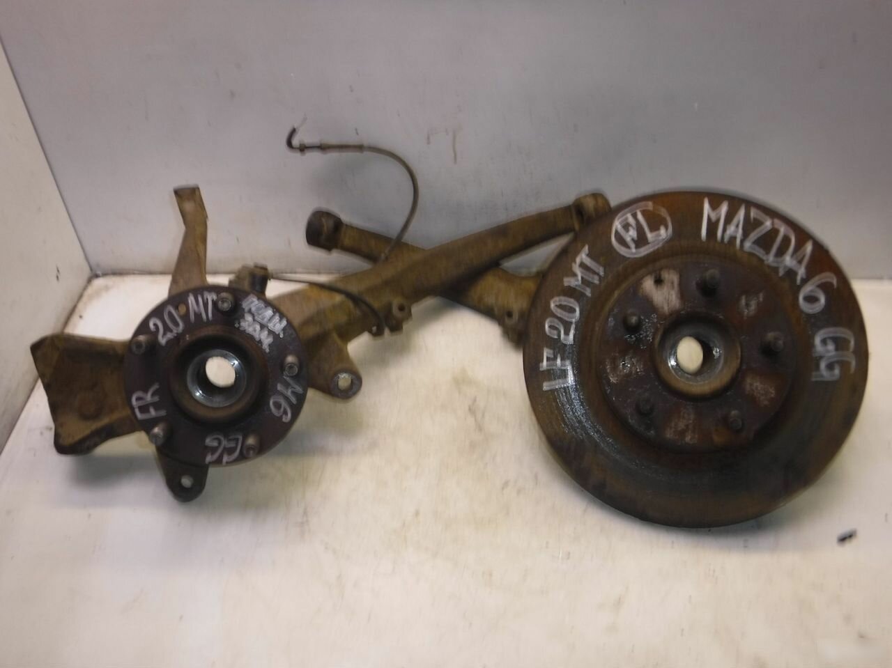 Кулак поворотный передний Mazda 6 GG (2002—2005) GJ6A33020