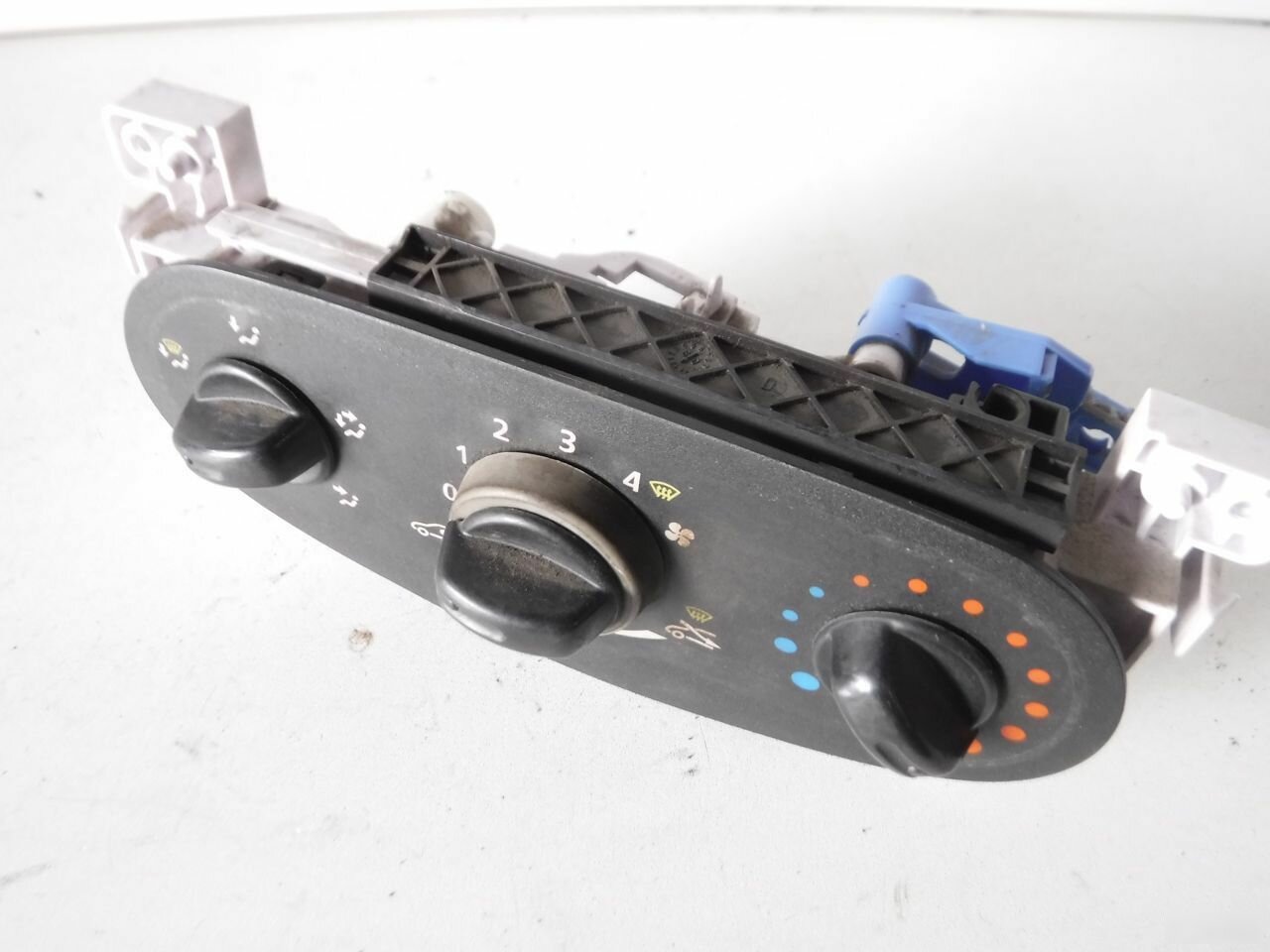 Блок управления отопителем Renault Logan I (2004—2009) 6001551698