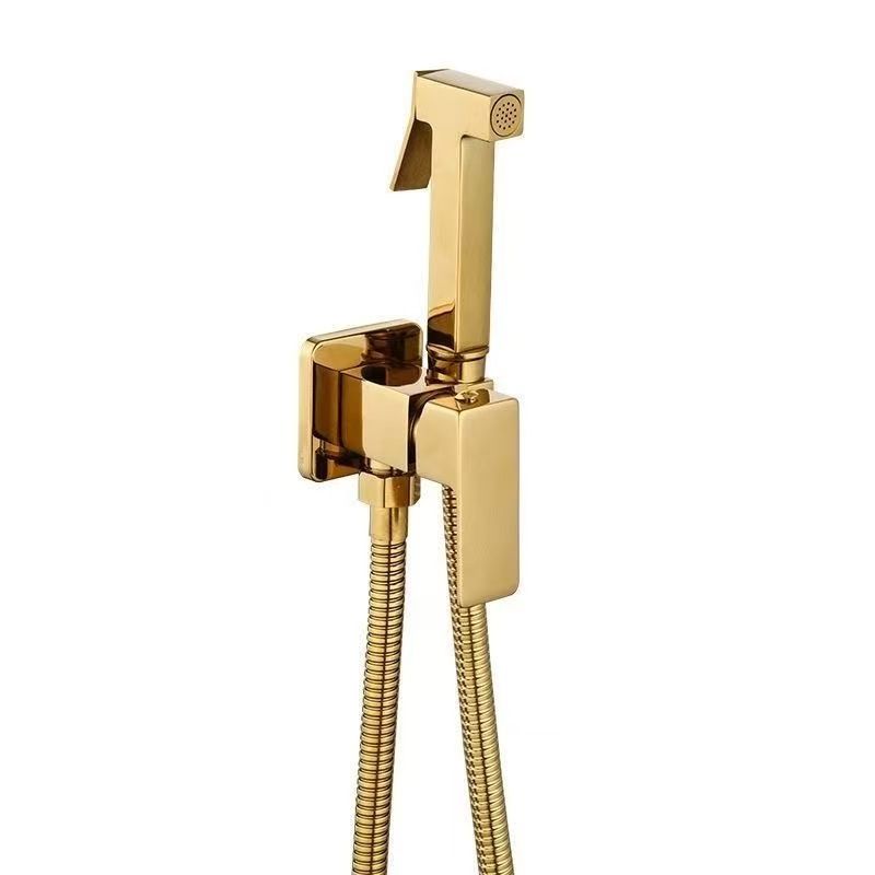 Качественный латунный смеситель для биде с гигиеническим душем от GROHE, используемый для подачи горячей и холодной воды, произведен в золотом исполнении.