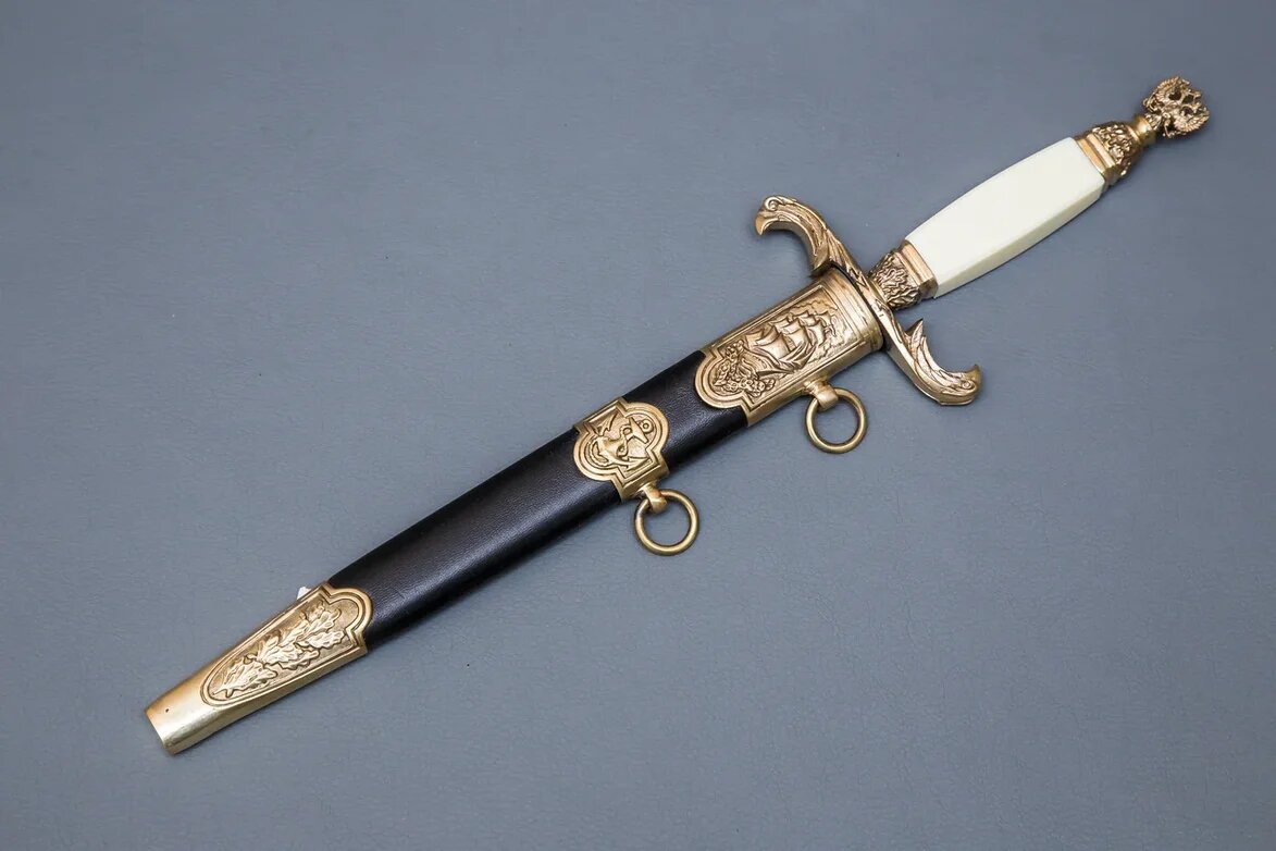 Кортик офицерский им. Адмирала Кузнецова литье латунь, рукоять пластик
