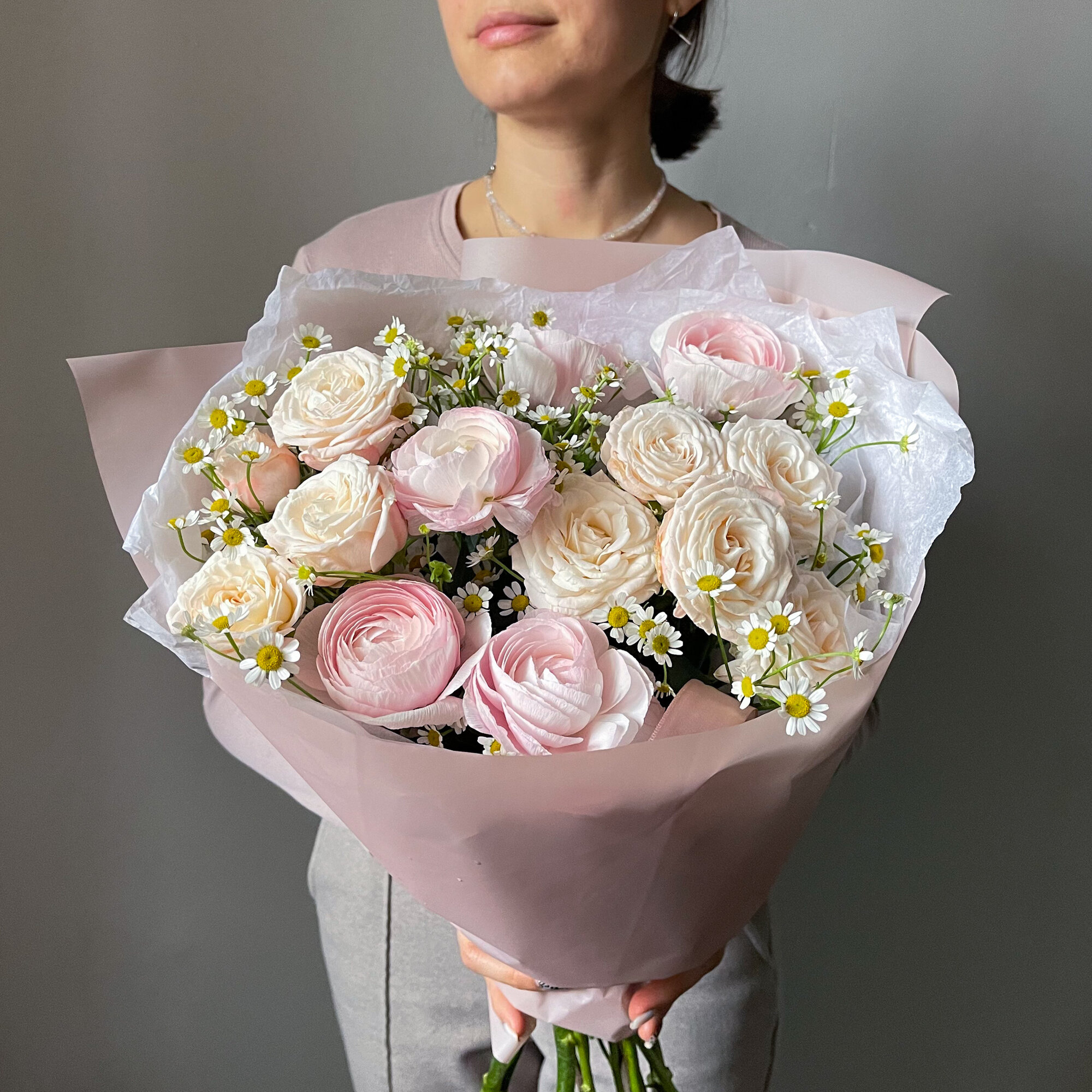Зефирный букет с ромашками, кустовыми розами и лютиками в нежном авторском оформлении
