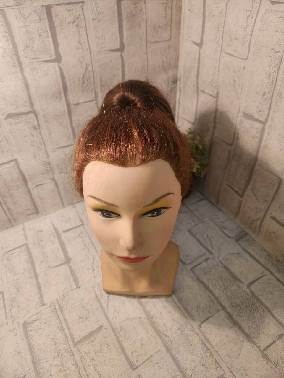 Хвост-Шиньон на крабе, сделан из искусственных премиальных материалов, имеет цвет Русый