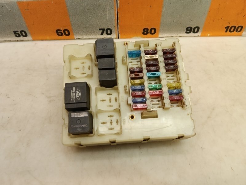 Б/У Блок предохранителей салонный Ford Focus 1999 1 379448 FORD арт. 98AG14A073GC