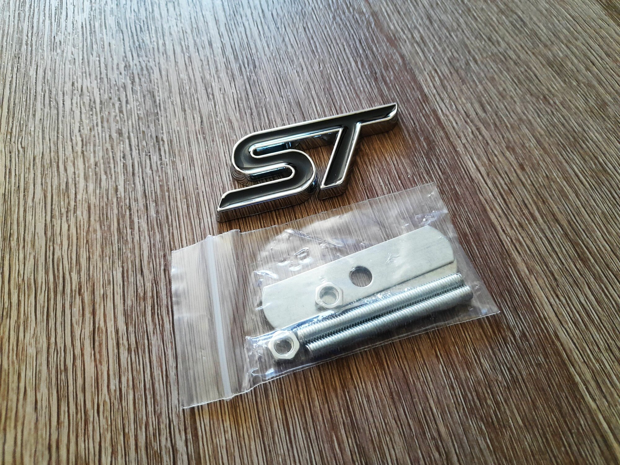 Шильдик ST черный в решетку радиатора на Форд Фокус 2, Форд Фокус ST, Форд Фиеста