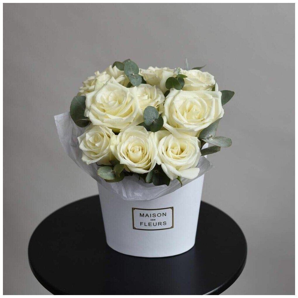 Букет Well Flowers "Белые розы", с эвкалиптом и в шляпной коробке, круглый, белый свежий букет цветов