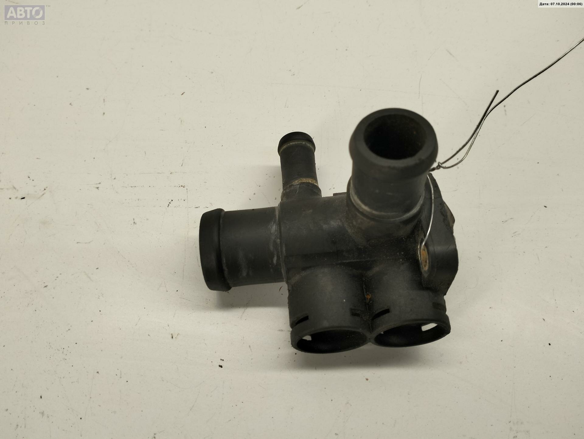 Фланец (тройник) системы охлаждения Volkswagen Passat B3