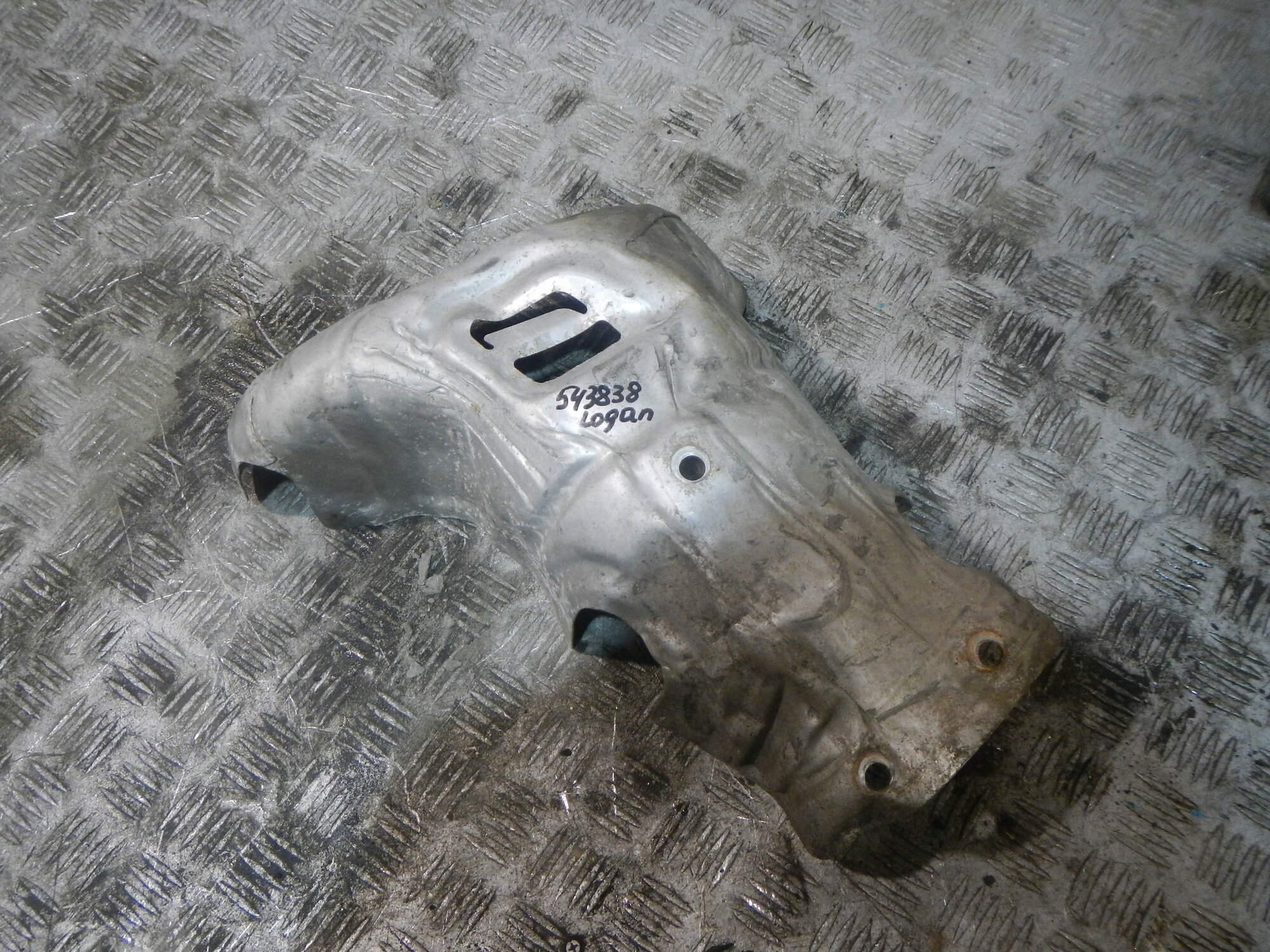 Б/У Экран тепловой, Renault (Рено)-LOGAN (14-) RENAULT LOGAN (14-) Небольшая деформация и коррозия. 543838 RENAULT арт. ...