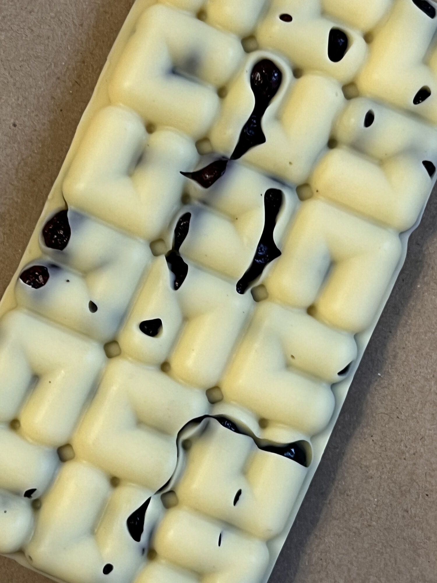 Шоколадная плитка с черной смородиной, белый шоколад, ручная работа