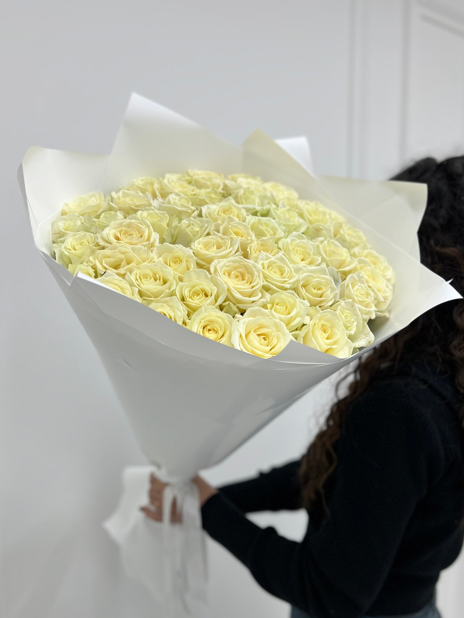 Гламелия цветы «Белое облако»: 51 роза Avalanche в пленке – купить свежие цветы с доставкой в Москве