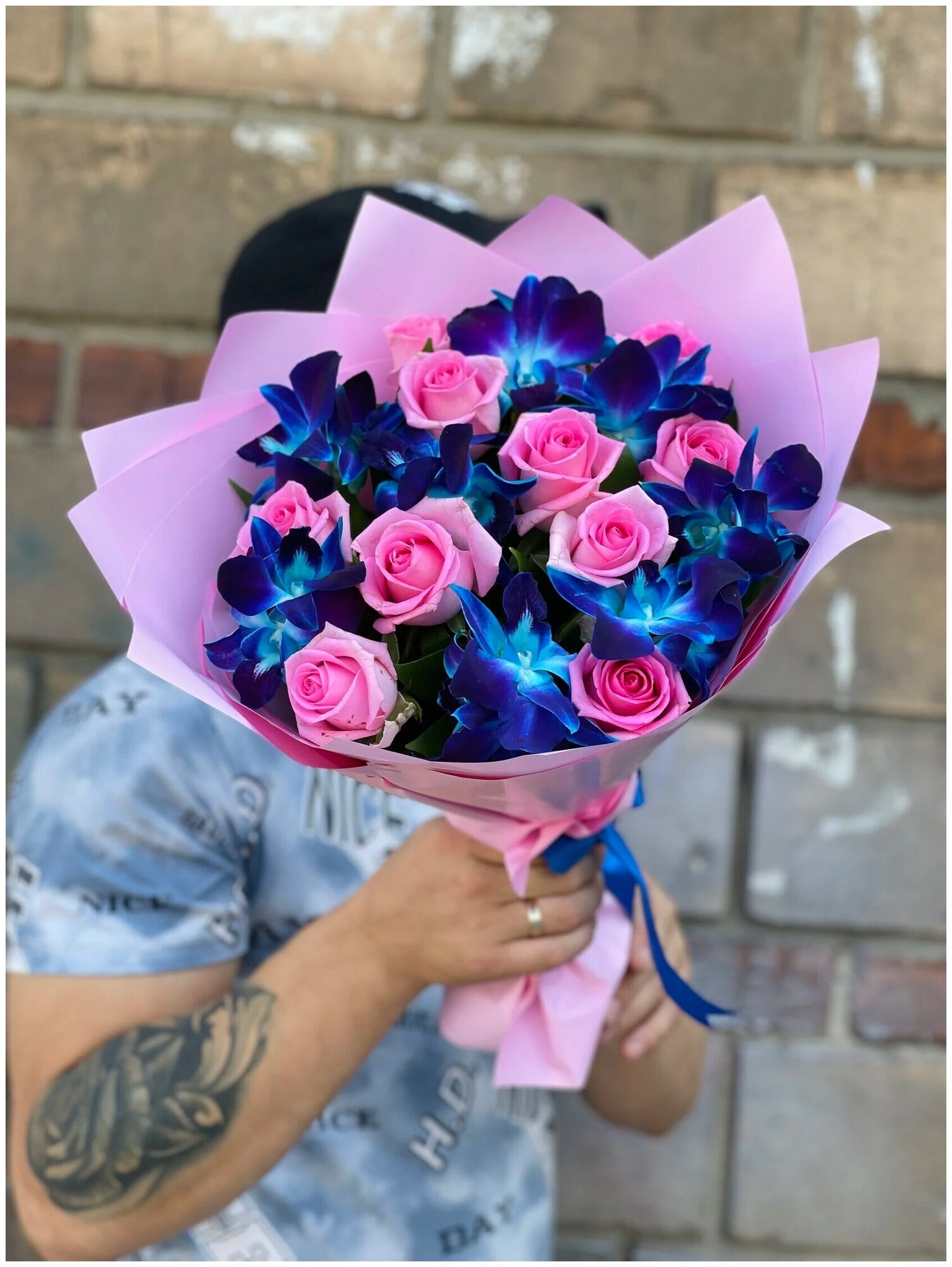 Букет из розовых роз с синими орхидеями "Rybe Flowers" . Космические орхидеи