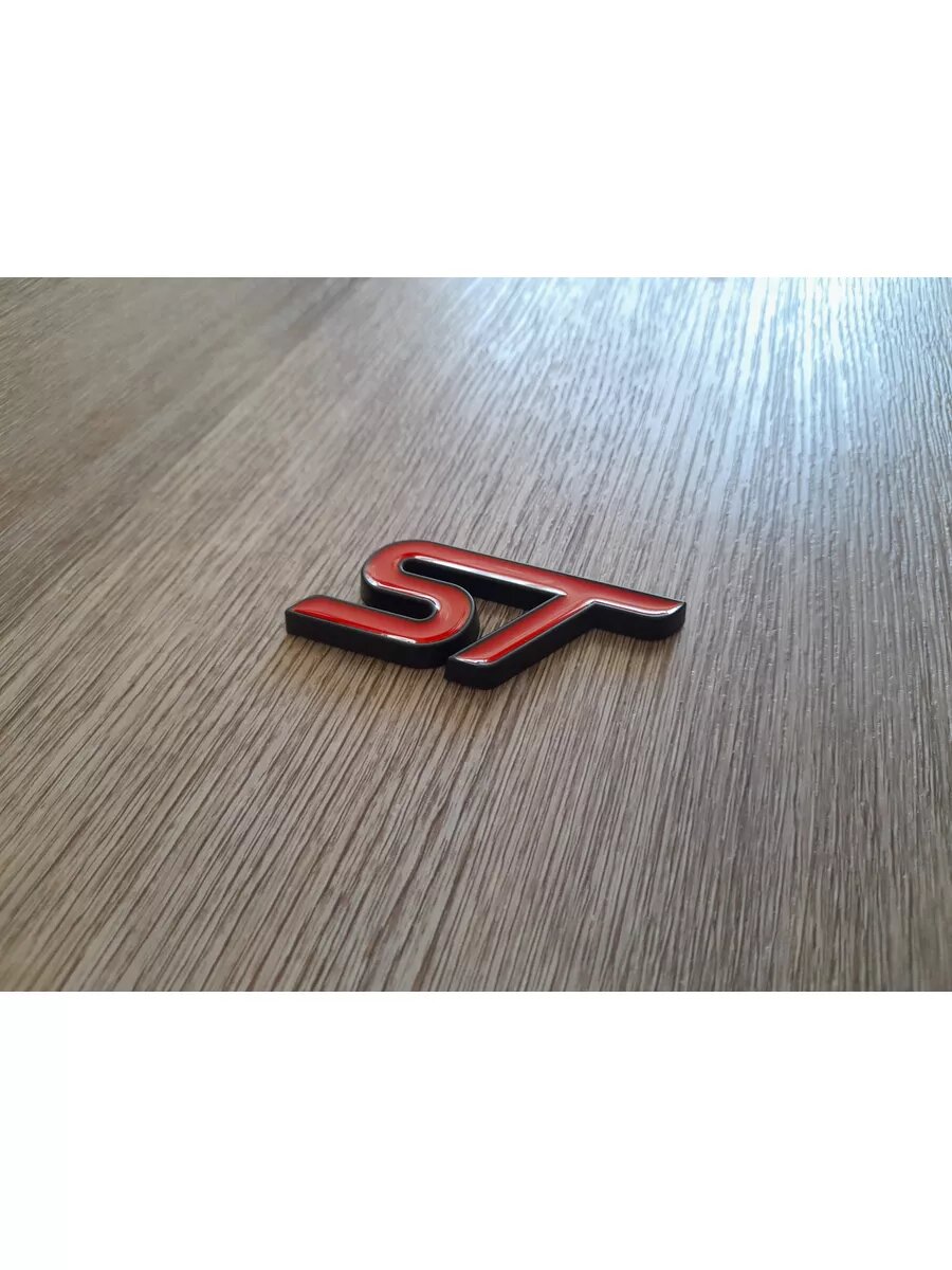 Шильдик ST красный с черной окантов. в решетку Форд Фокус 2