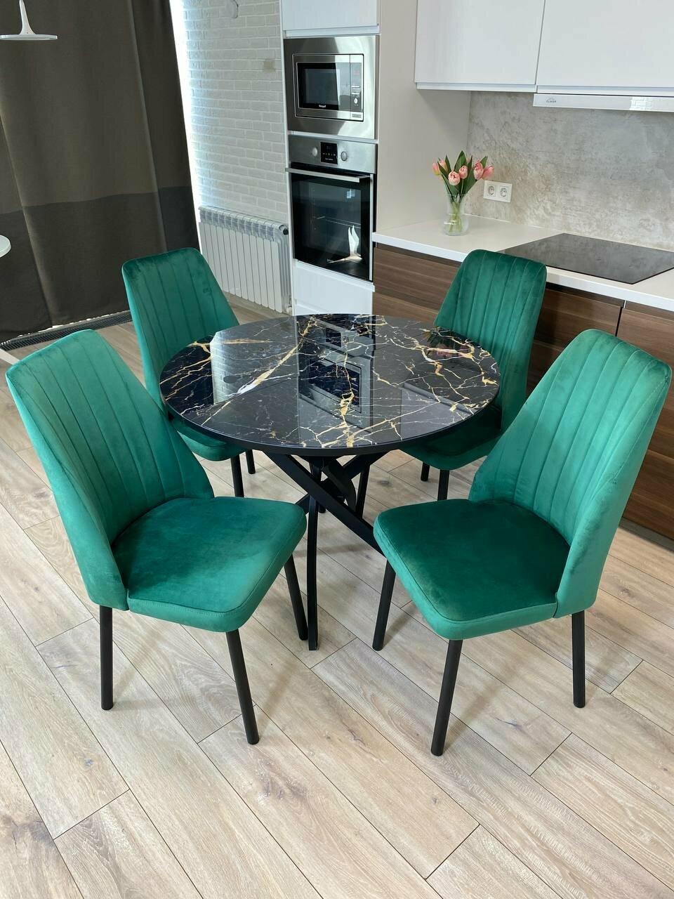 Обеденная группа Три Бобра Круглый стол Черный мрамор / Чикаго, изумруд, велюр