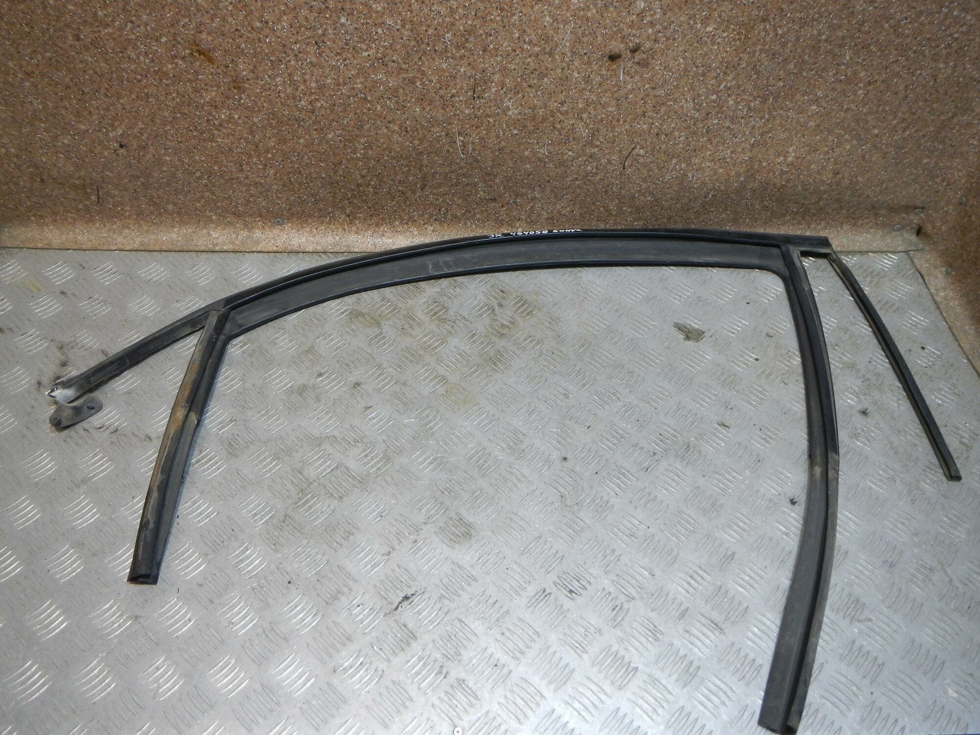 Б/У Уплотнитель стекла двери задней правой, Chery (Чери)-BONUS A13 (11-14) Chery BONUS A13 (11-14) Царапины. 464058 CHER...