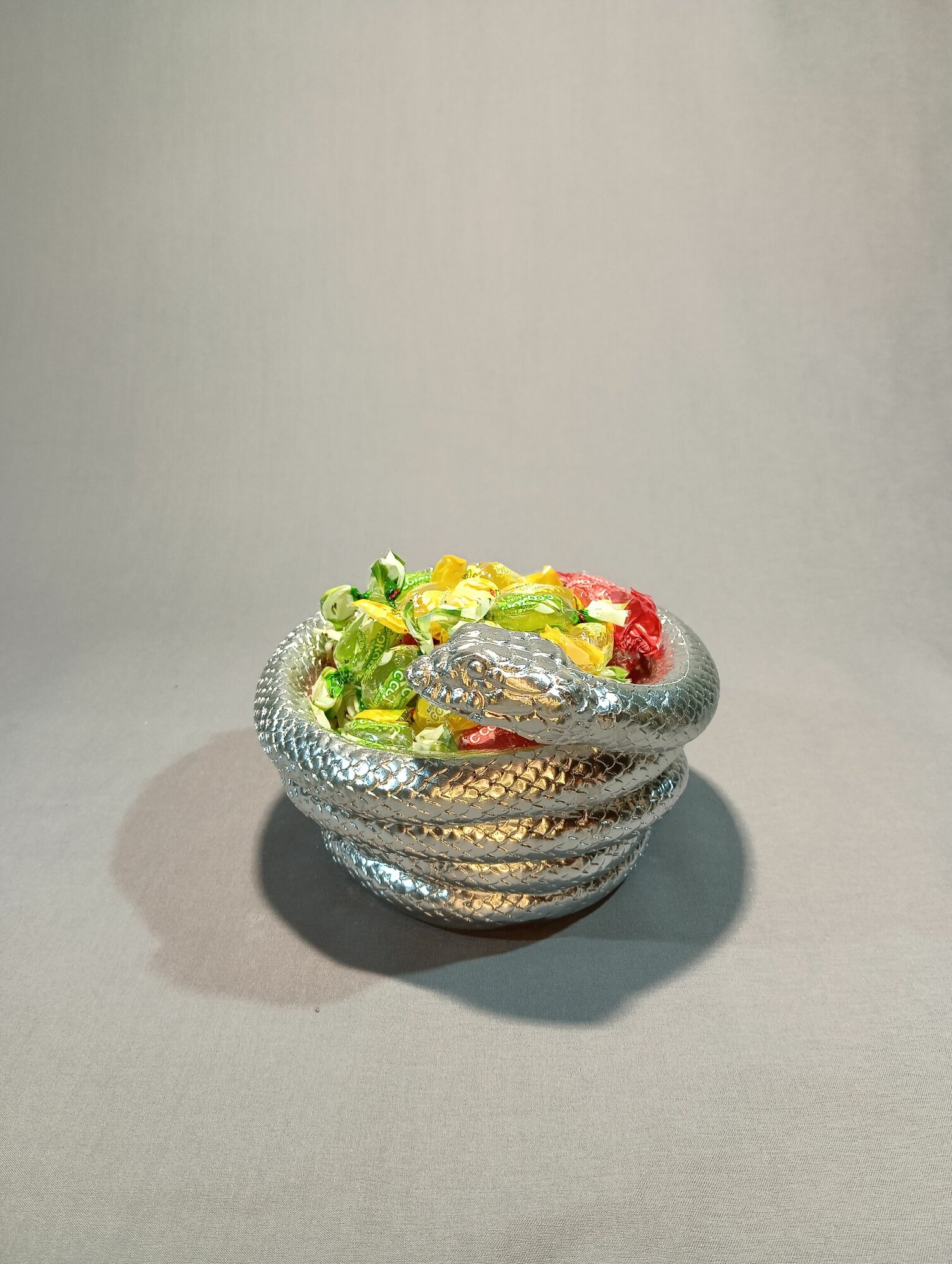 Конфетница Змея символ 2025 года. Светлое серебро.