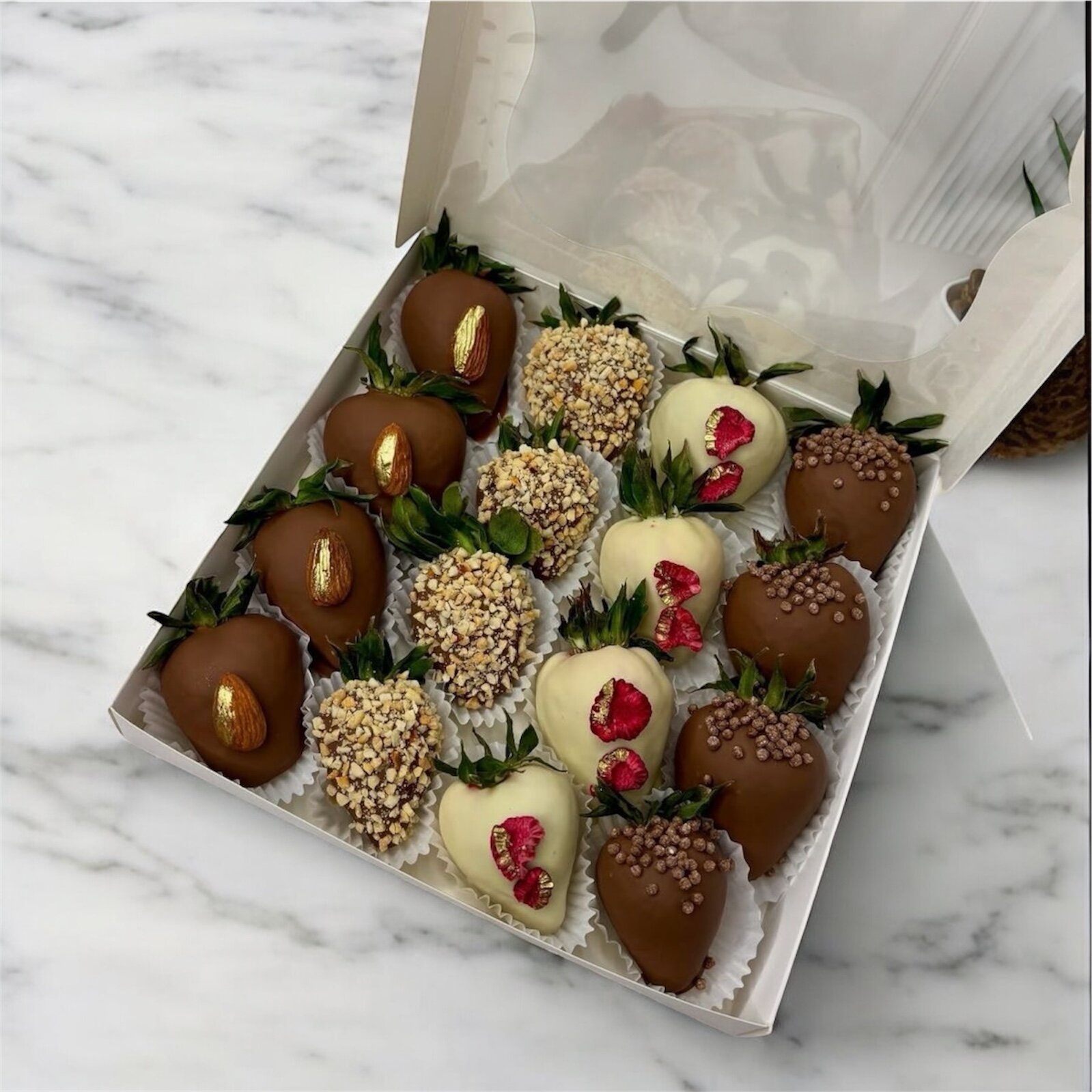 Набор из клубники «Симфония» в белом и молочном бельгийском шоколаде Callebaut (16-20 шт)