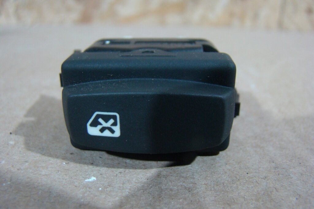Renault Symbol 2 Кнопка блокировки стелоподъемников 8200542278