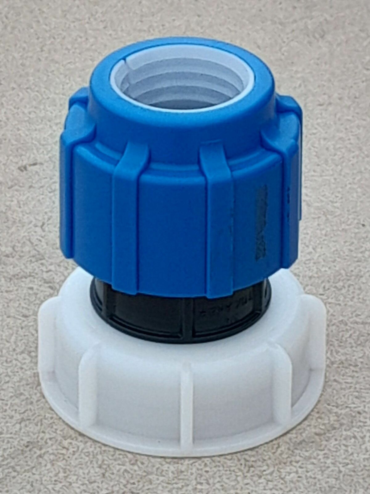 Муфта ПНД 32 мм / с переходником на куб / кран еврокуба /