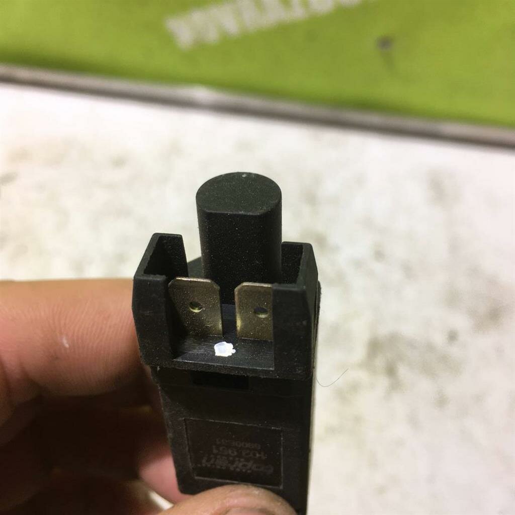 Датчик включения стопсигнала VW Golf 3 Vento 91-97