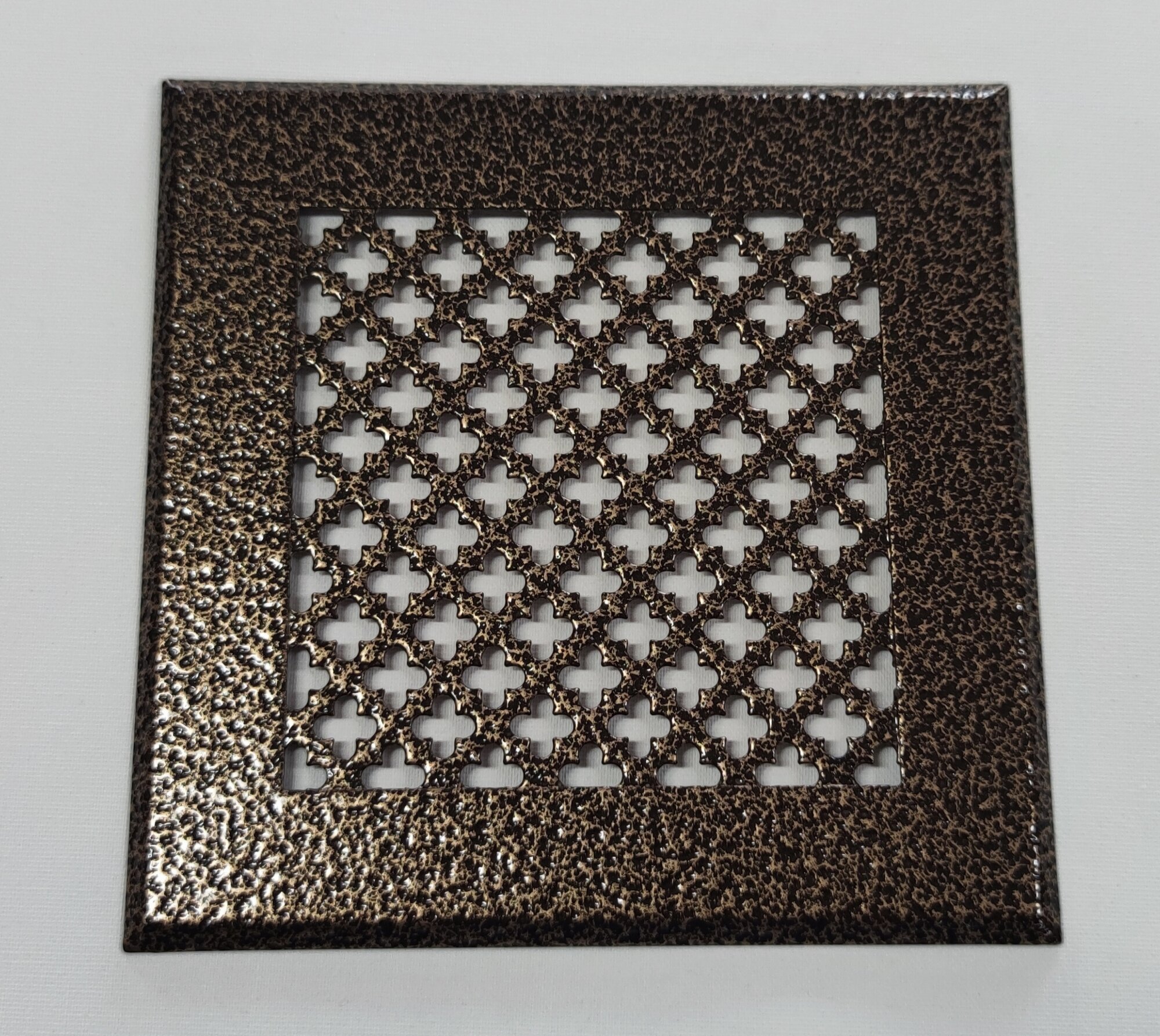 Решетка Плоская с подгибом Штамп 150х150мм, на магнитах, перфорация Цветок 10мм, Бронза.