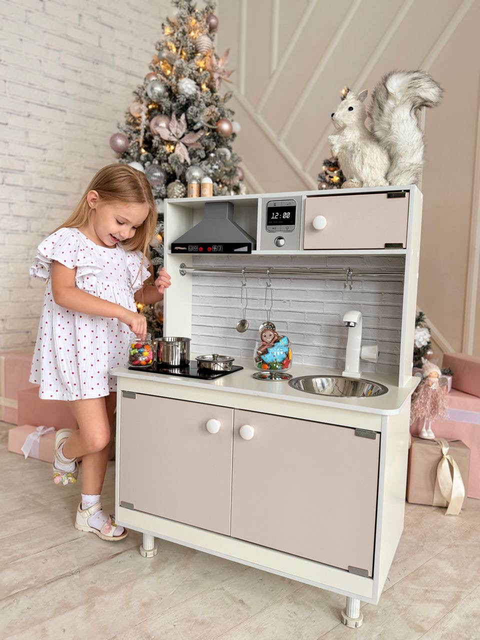 Детская кухня SITSTEP с вытяжкой, интерактивной плитой (со звуком и светом), бежевые фасады