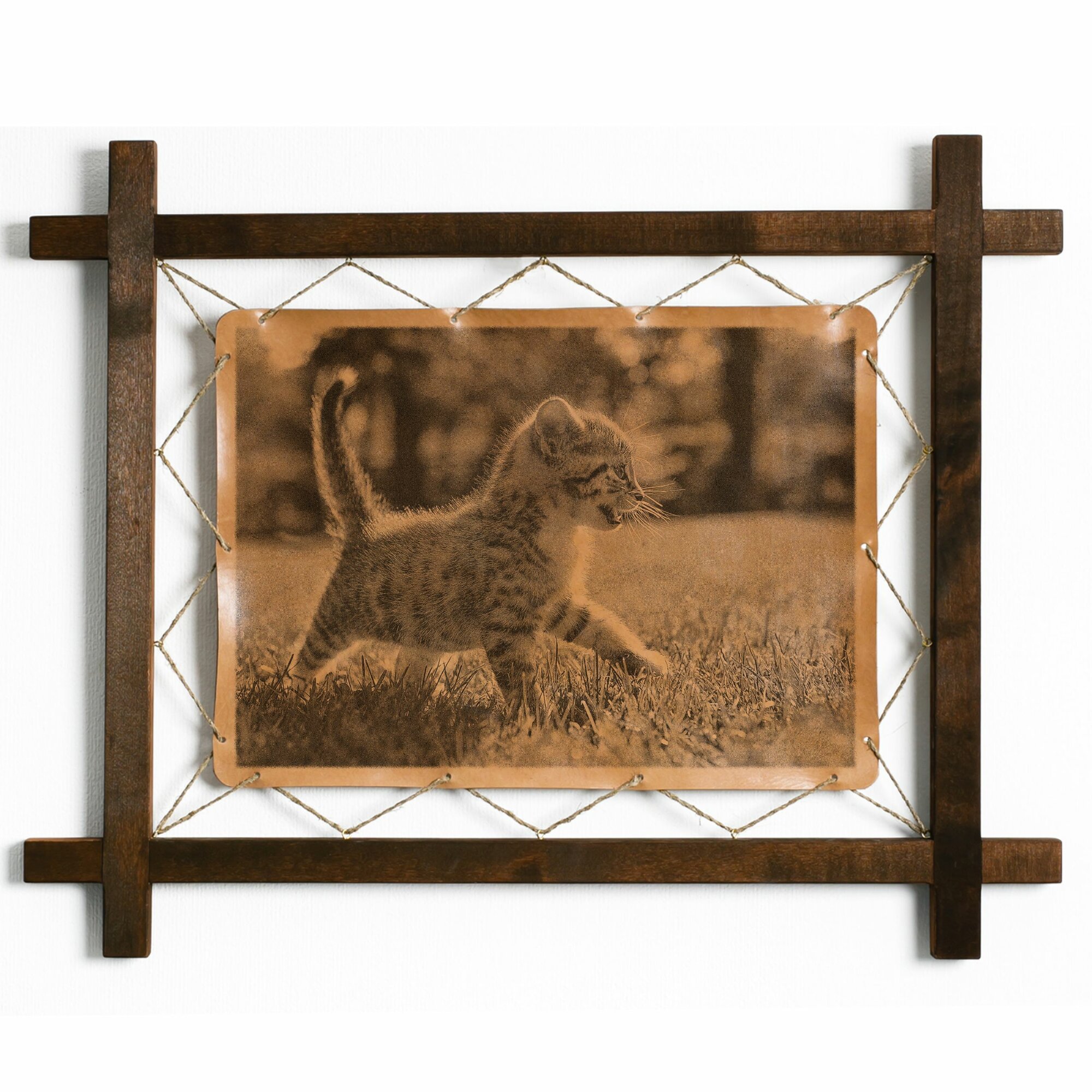 Картина интерьерная из кожи "Котенок на траве", BoomGift