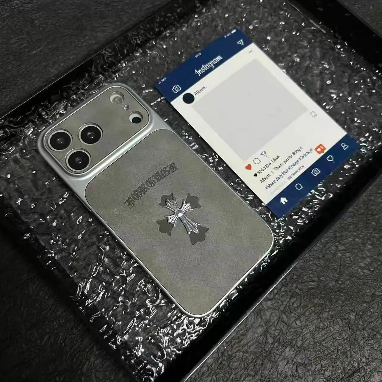 Эксклюзивный чехол из серебристого алюминиевомагниевого сплава Chrome Hearts для смартфона Apple, совместимая модель iPhone 17 Pro Max