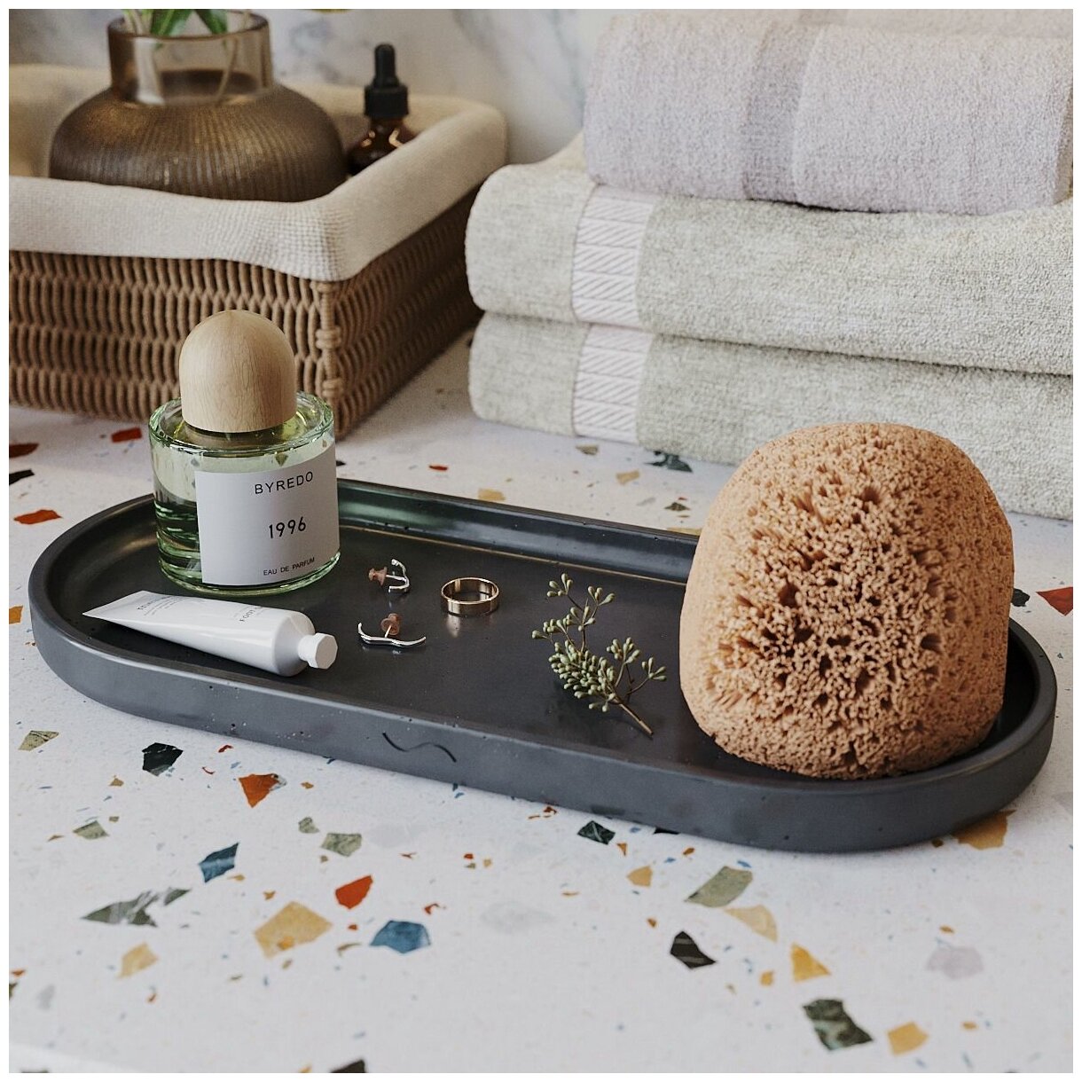 Декоративный поднос для ванной, подставка для косметики Astrid XL, 36x16,5см, бетон, графитовый глянцевый