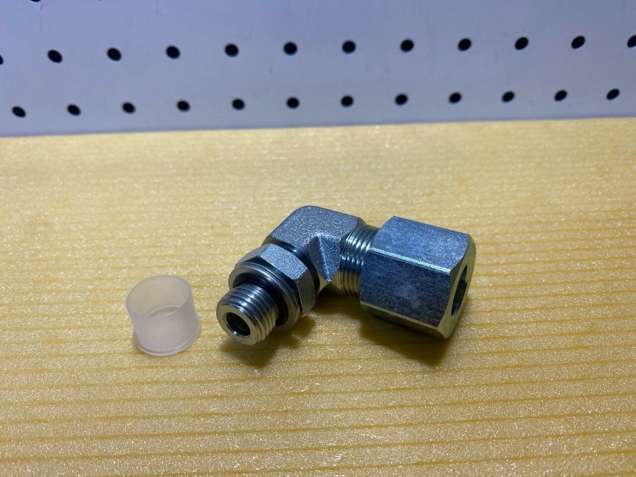 Соединитель (фитинг, штуцер )насоса гур VOLVO RENAULT FH FM Premium Magnum (вольво рено)