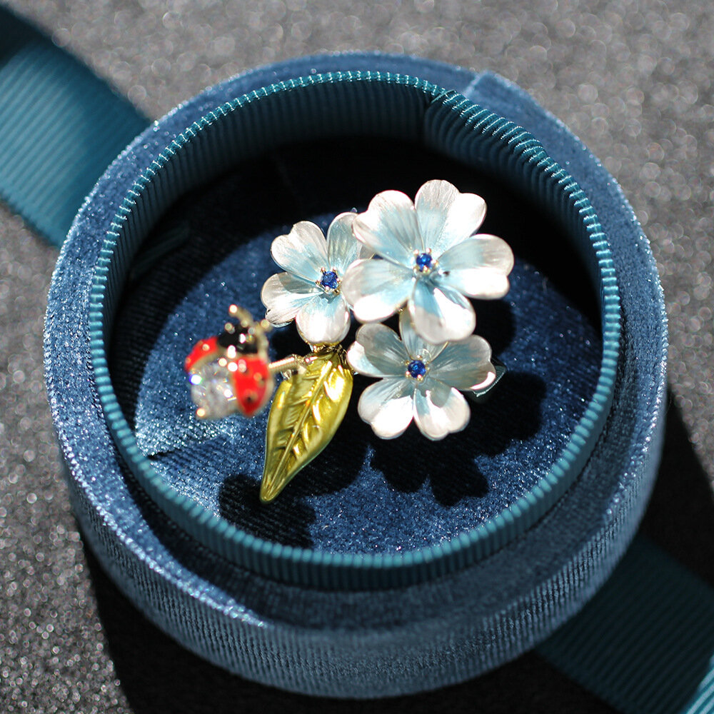 Брошь, хрусталь, эмаль